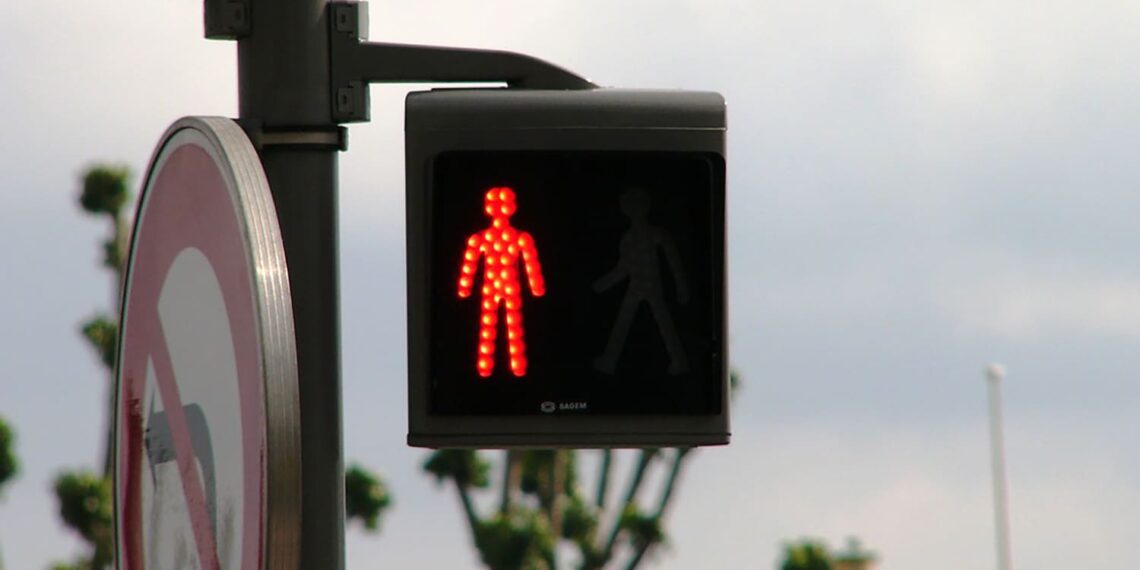 Un feu jaune pour les piétons en essai dans 7 villes de France - Le ...
